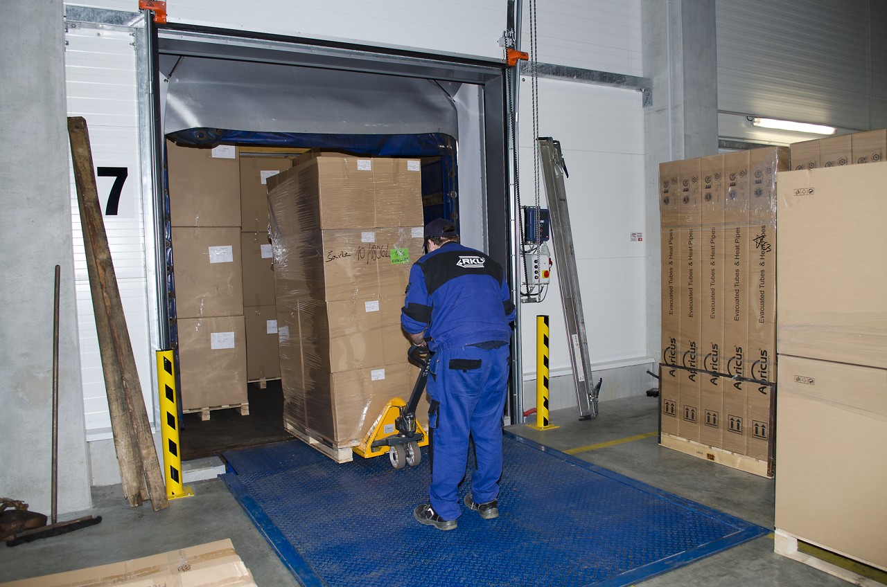 Stocking, distribution and customs services | RKL