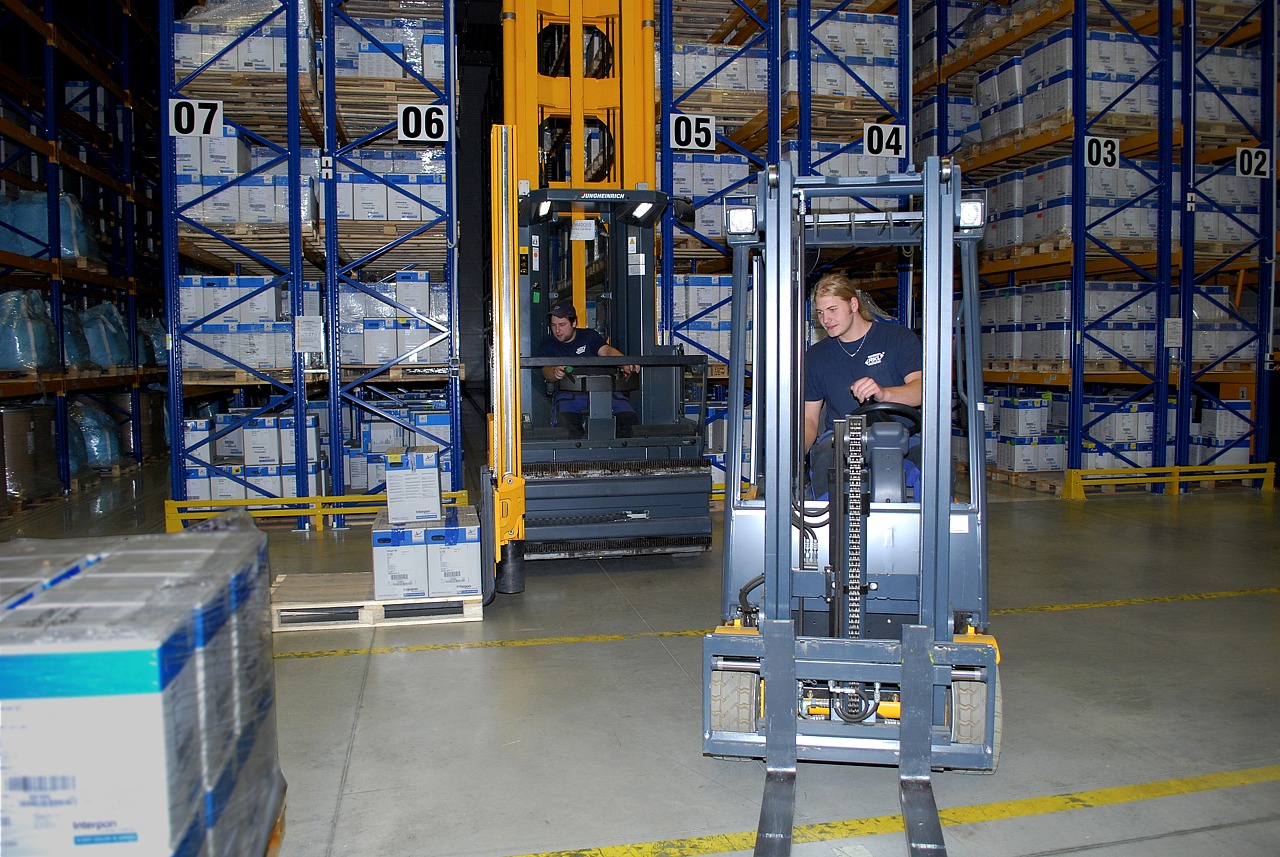 Stocking, distribution and customs services | RKL